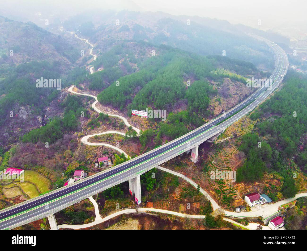 Aerial photo shows the Liuqian Expressway passing through Qingshuizhai ...