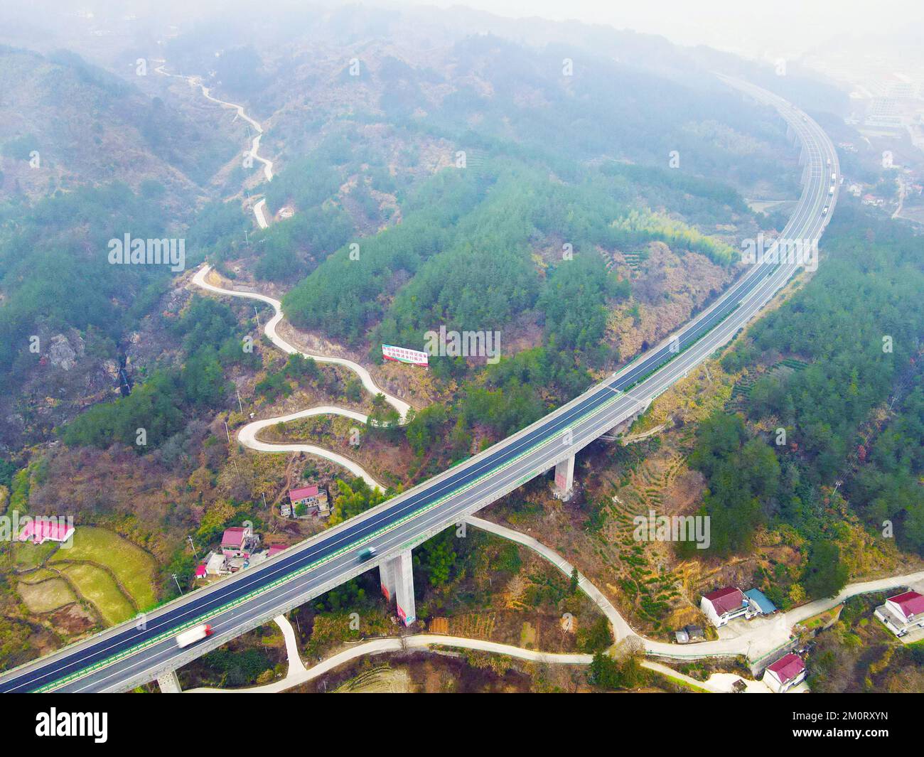 Aerial photo shows the Liuqian Expressway passing through Qingshuizhai ...