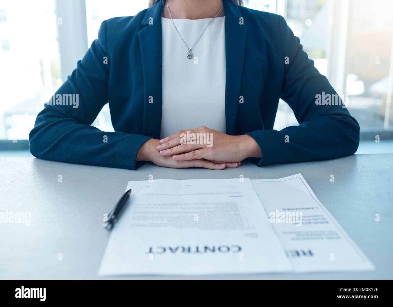 Female entrepreneur sitting table hi-res stock photography and images ...