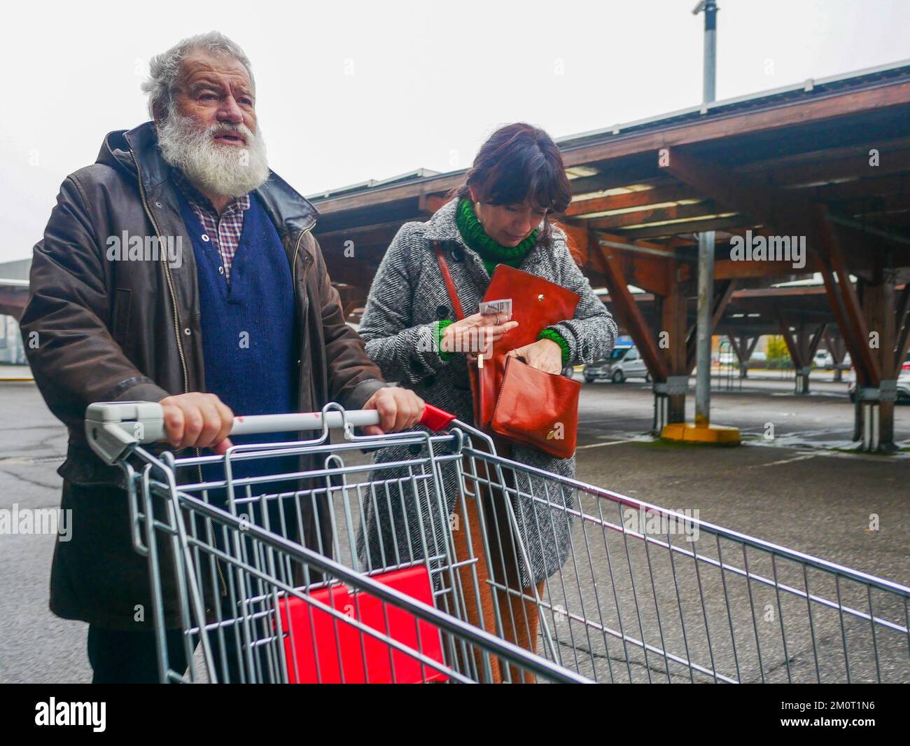 Pushing grocery cart in parking lot hi-res stock photography and images ...