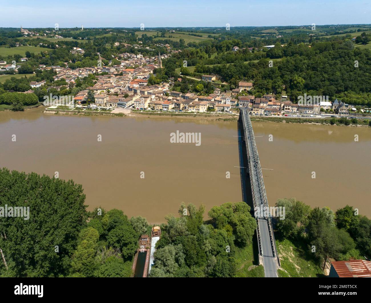 France, Gironde, Langoiran, the Garonne crossed by a 19th century metal ...