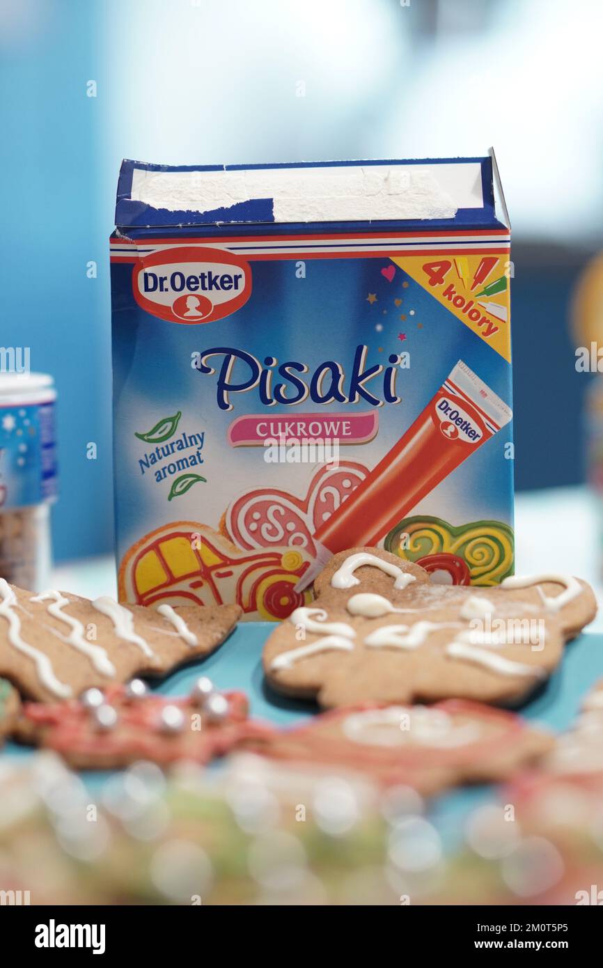 A vertical shot of the "Dr. Oetker" sugar pens box for decorating cakes ...