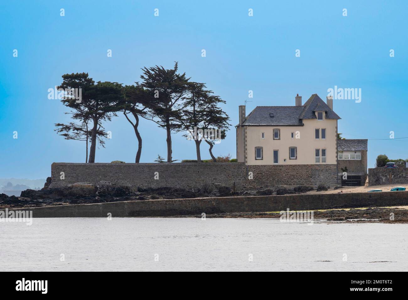 France, Finistere, Carantec, a house planted at the end of the strike ...