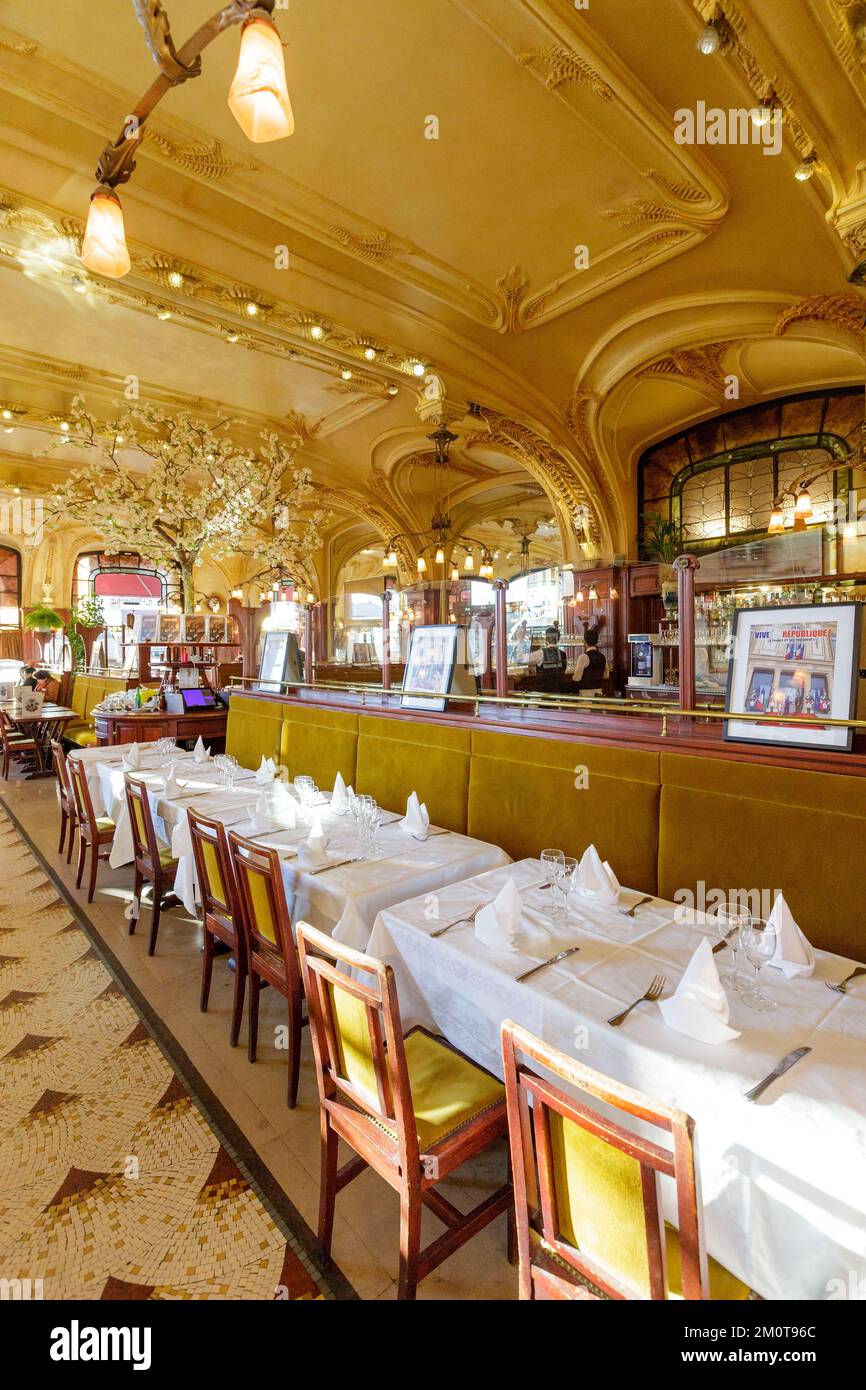 Restaurant with a glass ceiling hi-res stock photography and images - Alamy