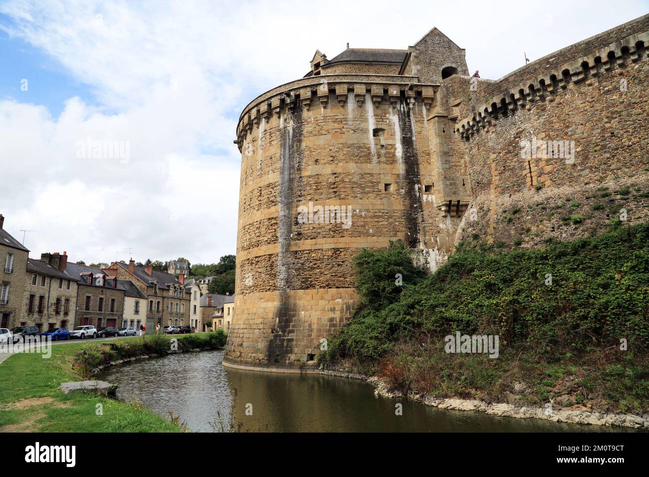 View of the castle (Chateau de Fougeres) with moat at Fougeres from Rue ...