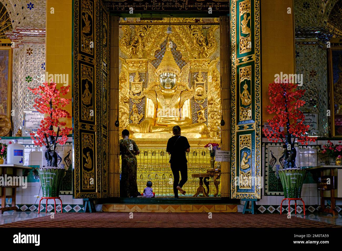 Budhist mon hi-res stock photography and images - Alamy
