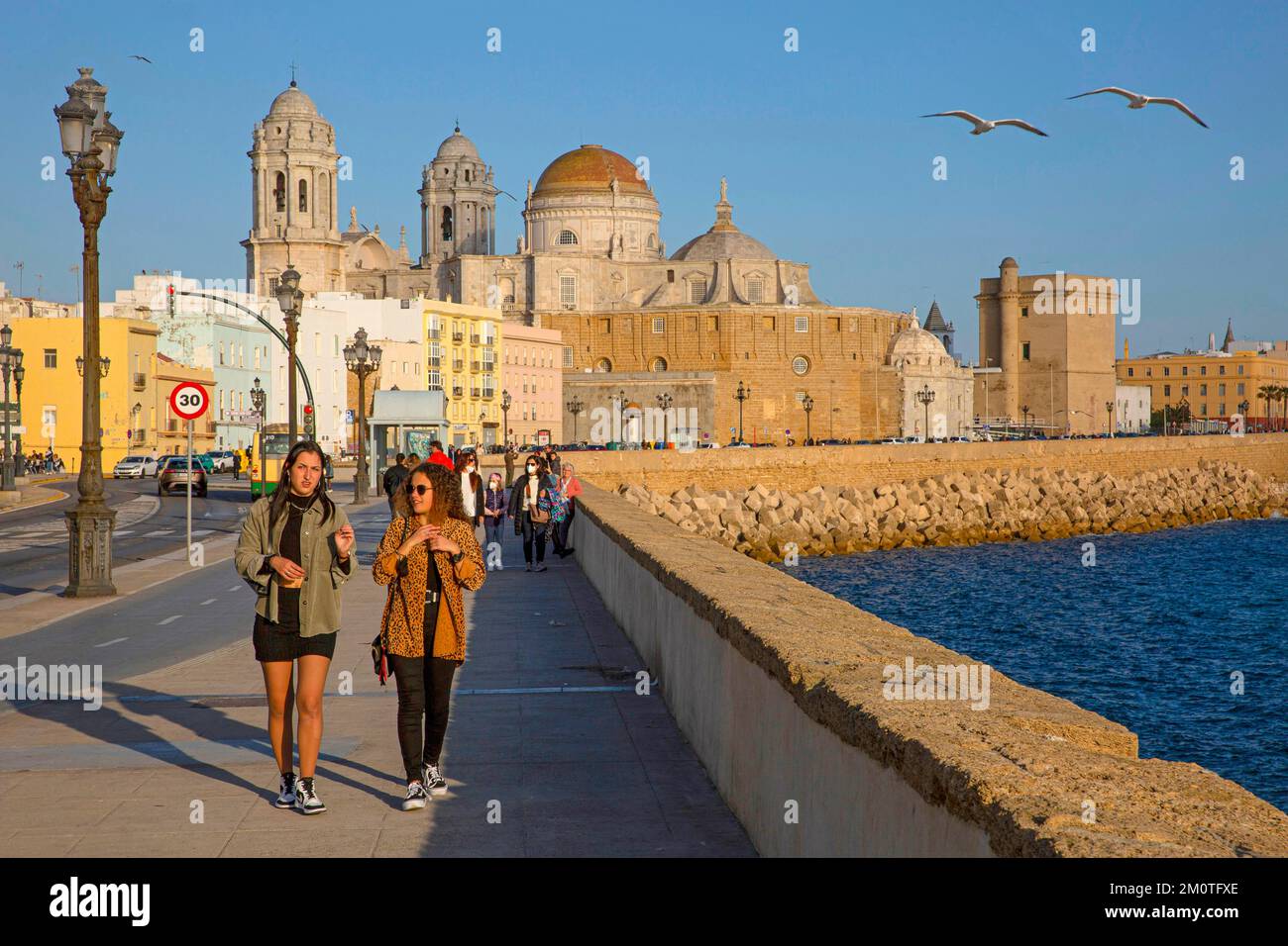 Spain, Andalusia, Cadiz, paseo maritimo, strollers on the coastal ...
