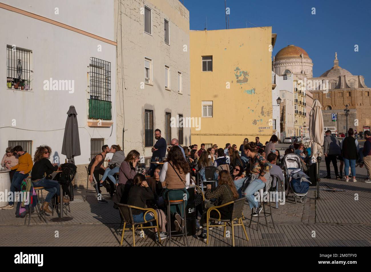 Spain, Andalusia, Cadiz, paseo maritimo, crowded and sunny cafe terrace ...