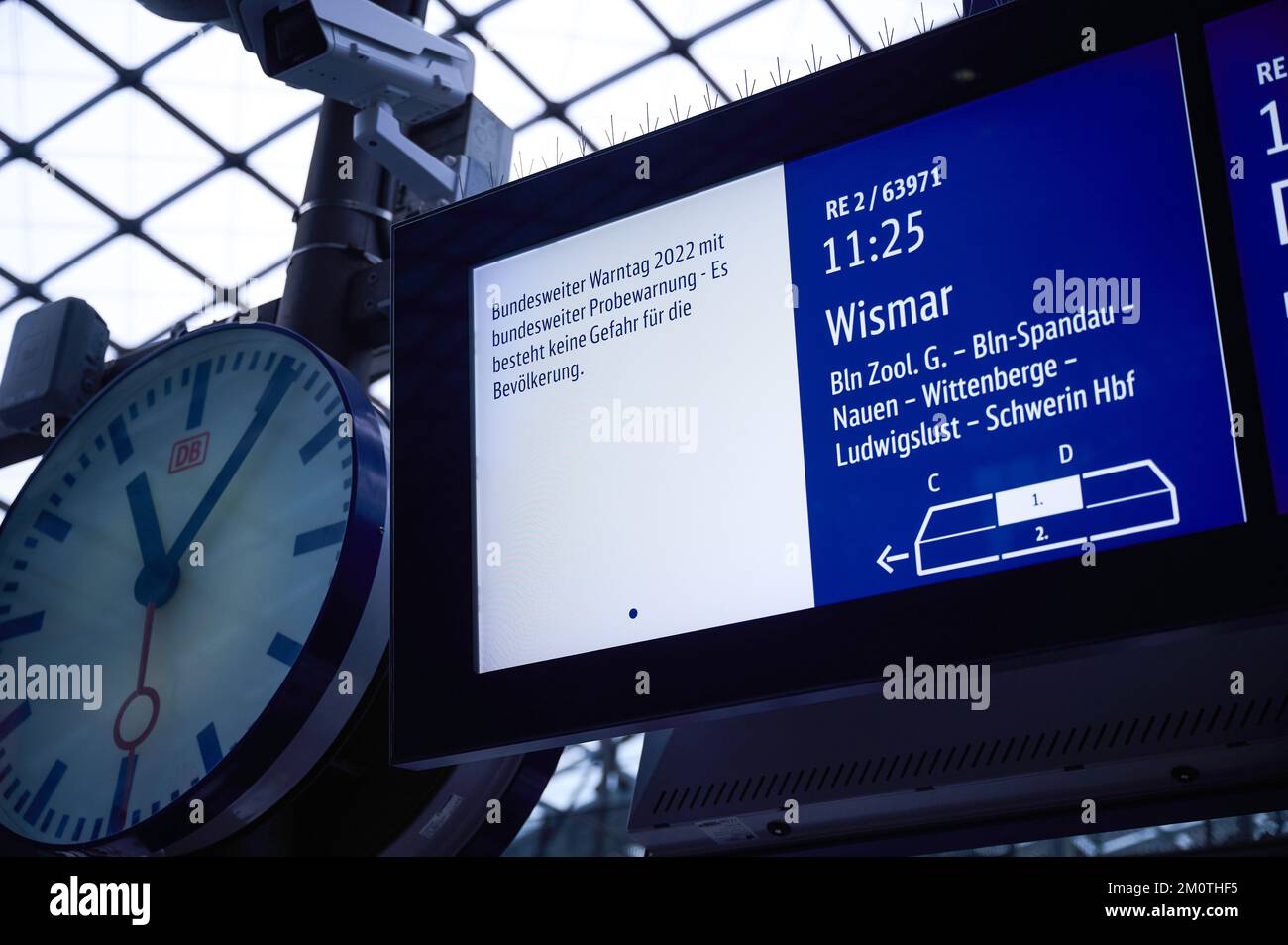 Berlin, Germany. 08th Dec, 2022. A warning lights up on the display ...