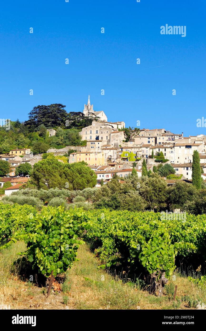 France, Vaucluse, Luberon regional nature park, Bonnieux, perched ...