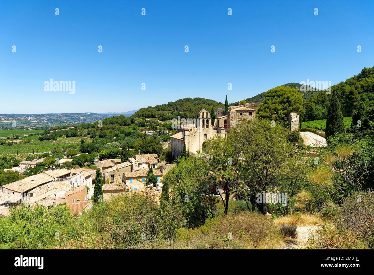 France, Vaucluse, Dentelles de Montmirail, Gigondas, village of ...