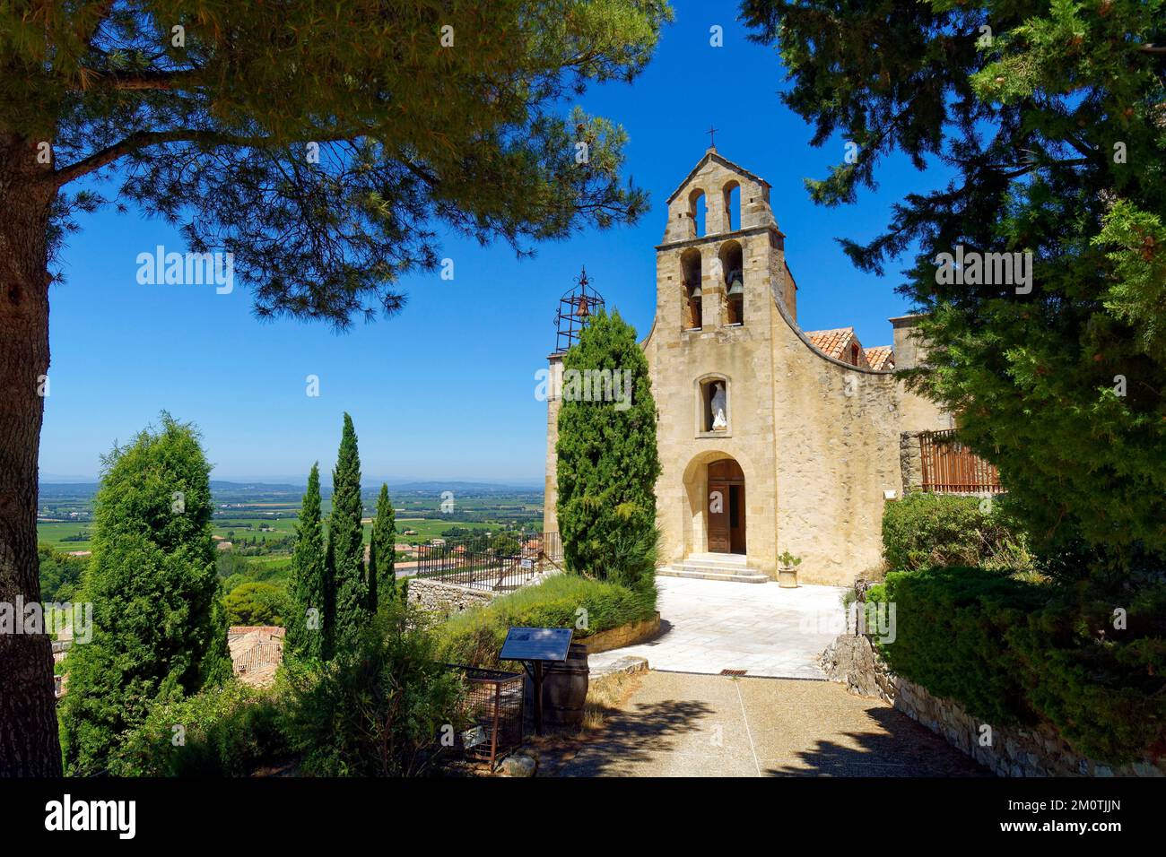 France, Vaucluse, Dentelles de Montmirail, Gigondas, village of ...