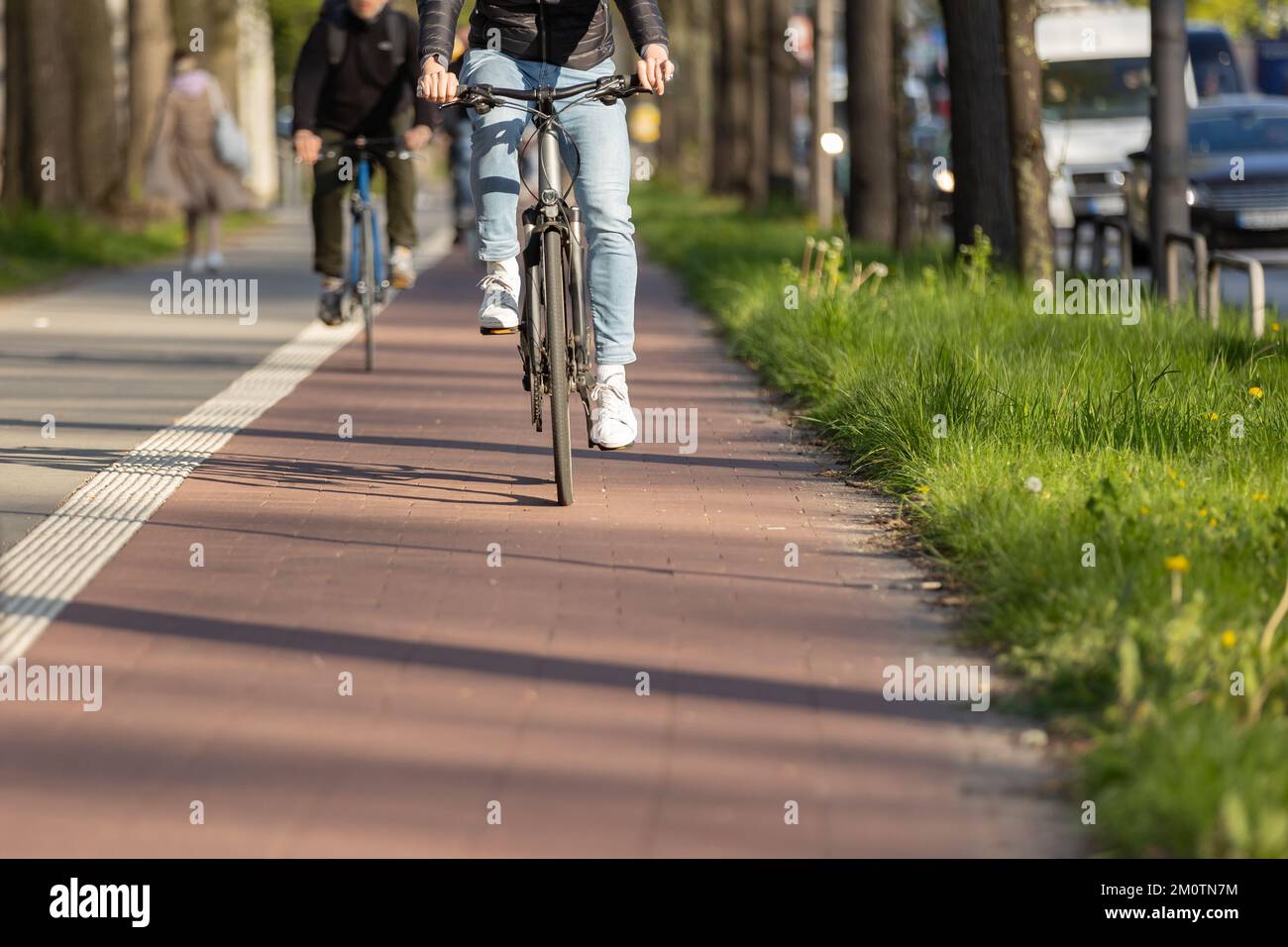 red bike lane next to sidewalk Stock Photo - Alamy