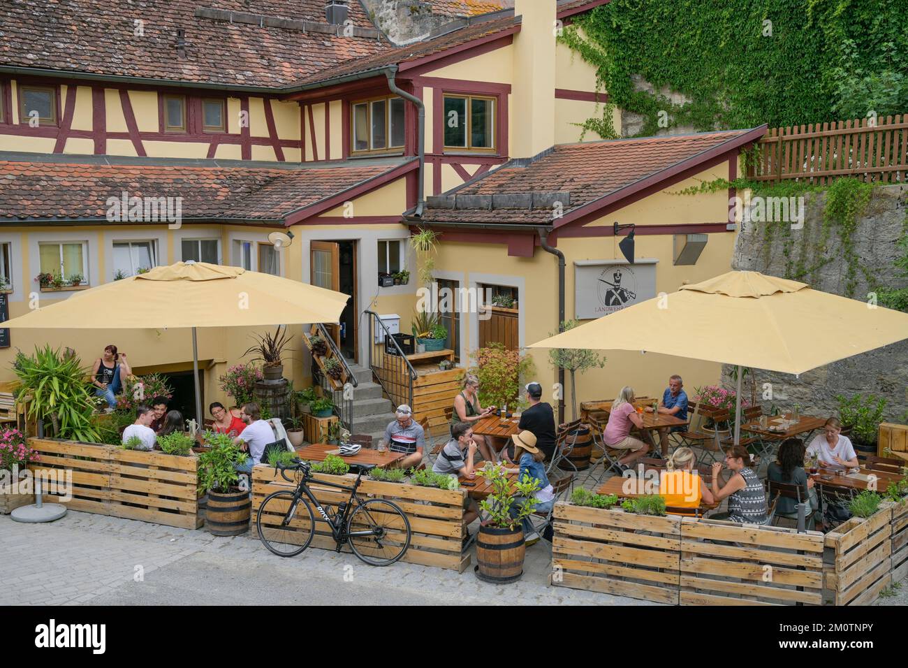 Biergarten Landwehr-Bräu am Turm, Spitalgasse, Rothenburg ob der Tauber, Bayern, Deutschland ...