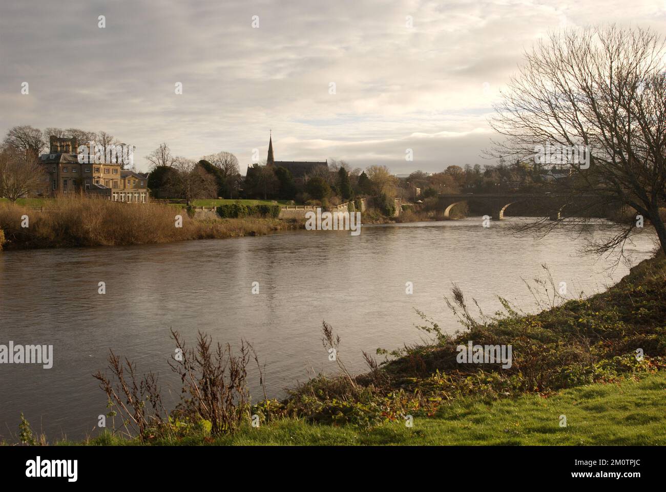 River Tweed and bridge at Kelso in winter Stock Photo - Alamy