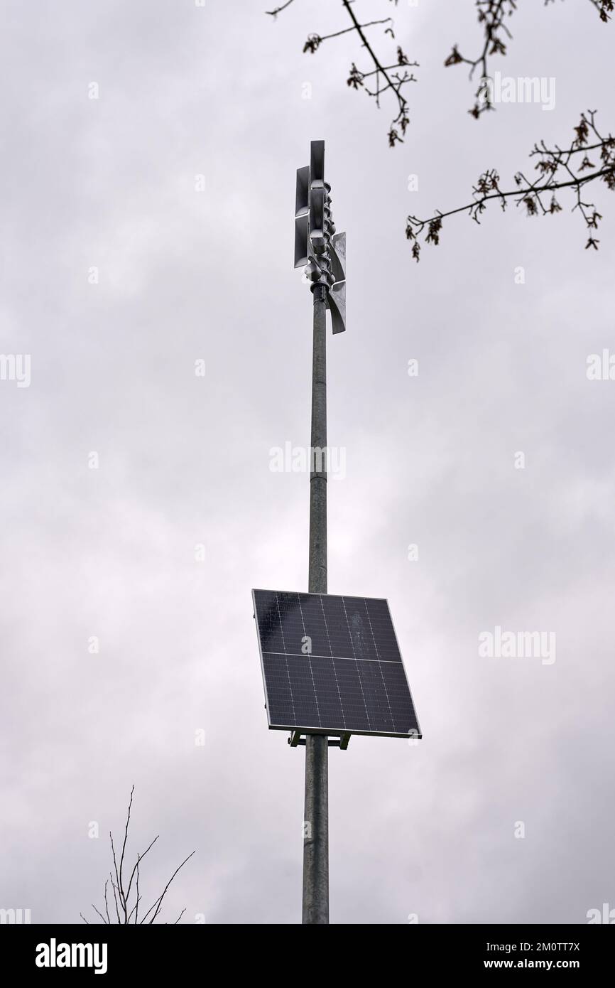 Heimersheim, Germany. 08th Dec, 2022. A siren mast stands near the fire ...