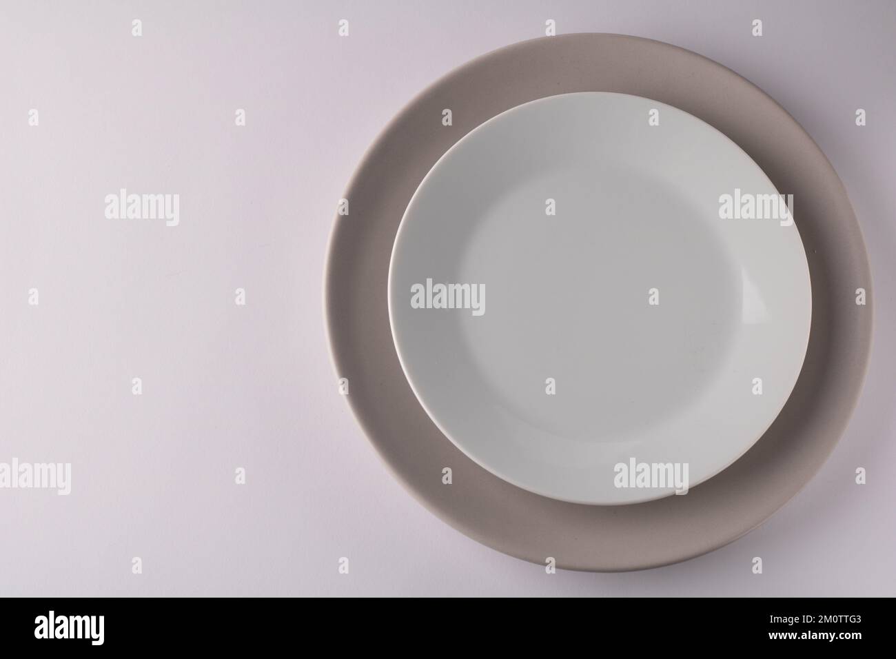 Two white empty plates hi-res stock photography and images - Alamy