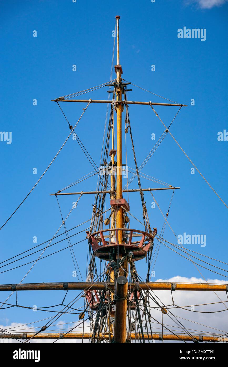 Old sailing ship crows nest hi-res stock photography and images - Alamy