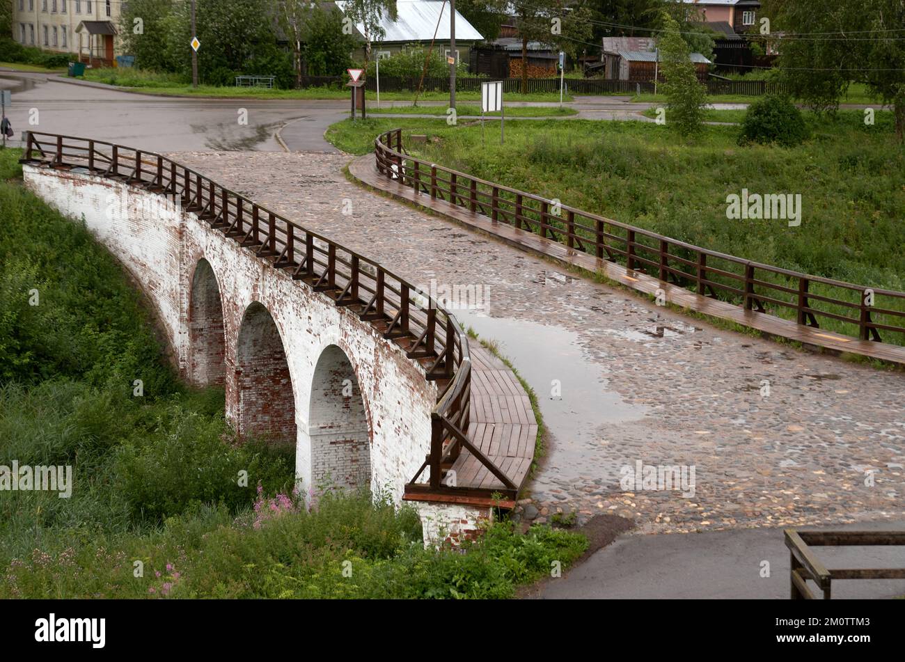 Ancient arched brick bridge with cobbled pavement Stock Photo - Alamy