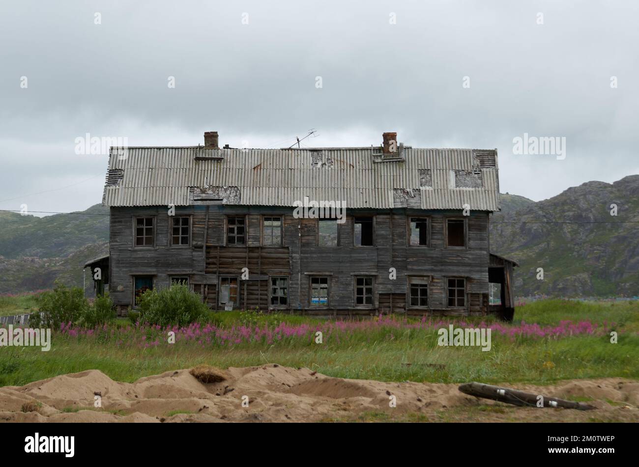 View of an old abandoned dilapidated wooden house Stock Photo - Alamy