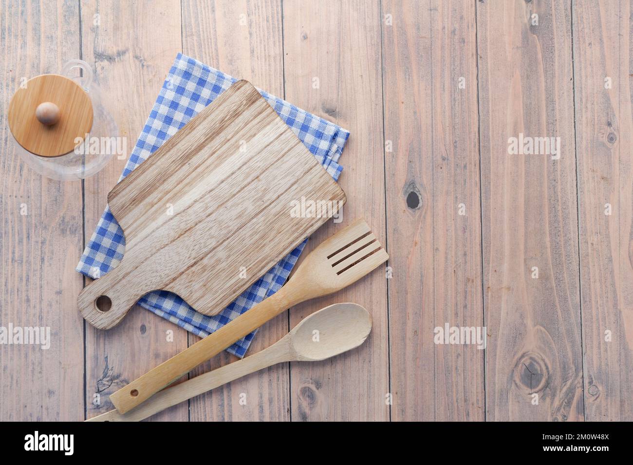 wooden chopping board on table top down Stock Photo - Alamy