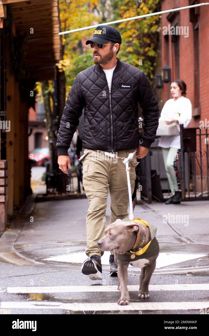 Justin Theroux Walks Kuma On A Rainy Day in NYC -PICTURED: Justin ...