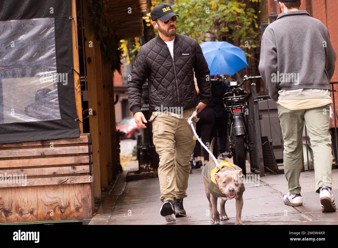 Justin Theroux Walks Kuma On A Rainy Day in NYC -PICTURED: Justin ...