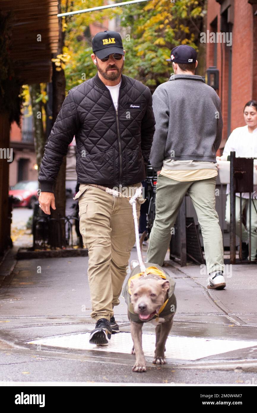 Justin Theroux Walks Kuma On A Rainy Day in NYC -PICTURED: Justin ...