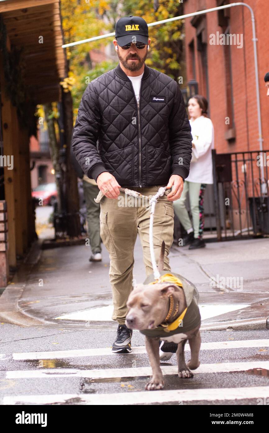 Justin Theroux Walks Kuma On A Rainy Day in NYC -PICTURED: Justin ...