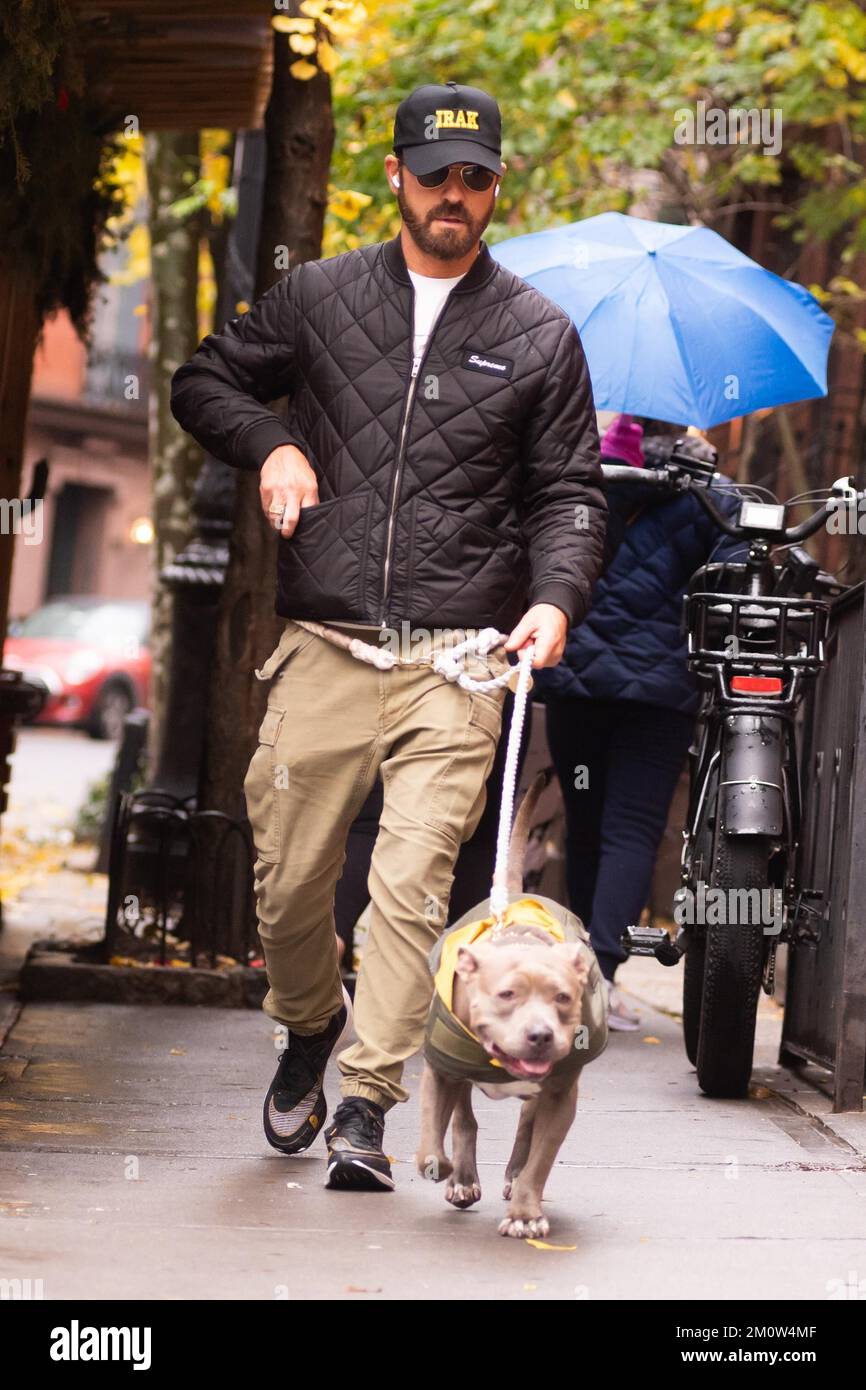 Justin Theroux Walks Kuma On A Rainy Day in NYC -PICTURED: Justin ...