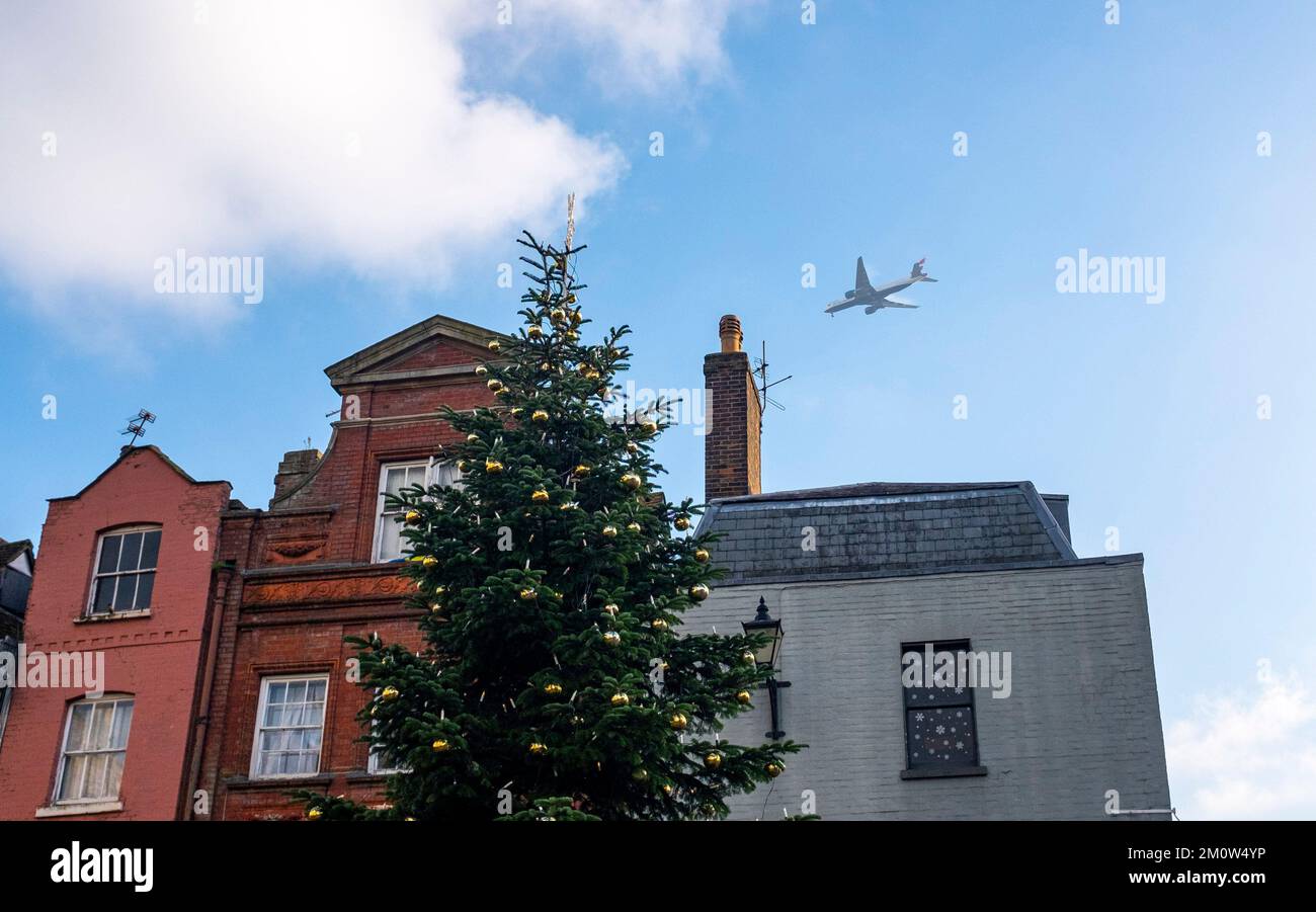 Windsor planes overhead hi-res stock photography and images - Alamy