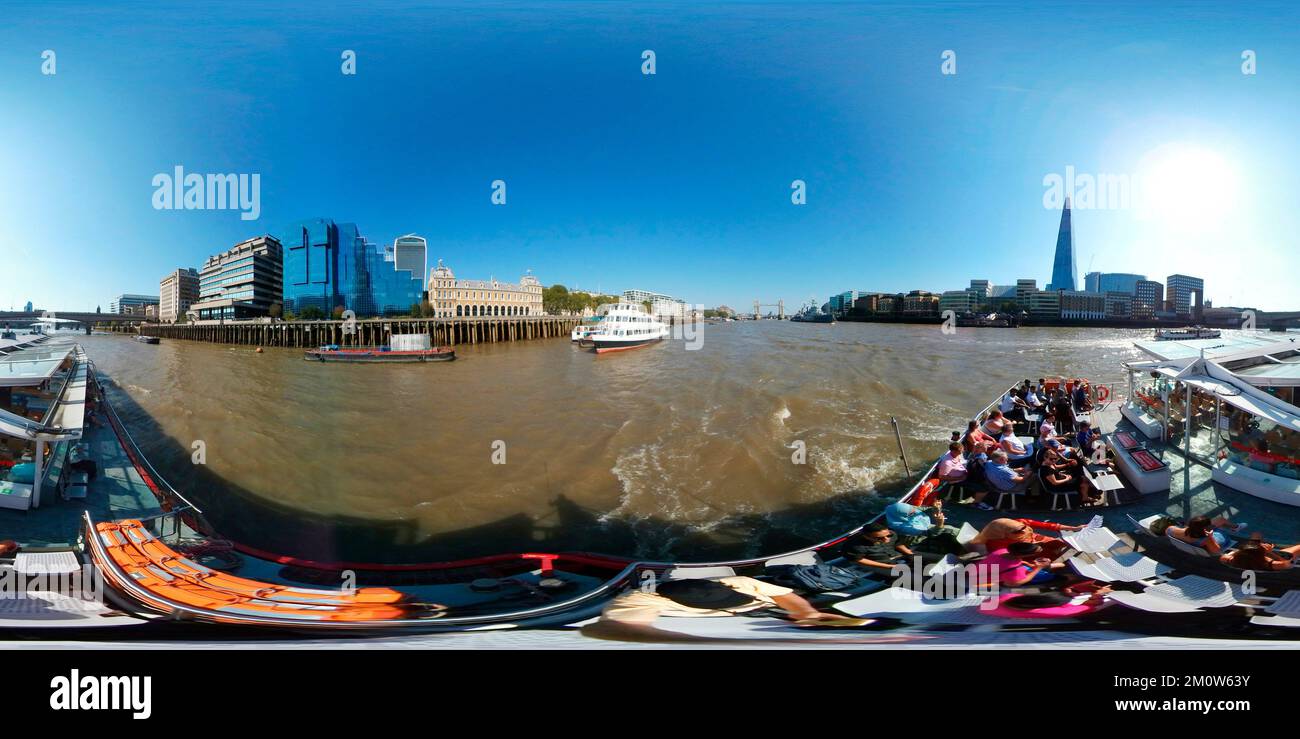 360 x 180 grad-Panorama: auf der Themse mit einem Ausflugsboot: Skyline ...