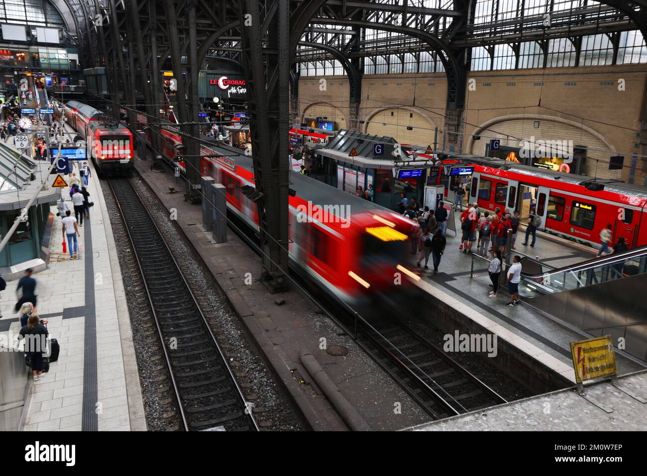 Zug, Bahnhof, Hamburg Hauptbahnhof, Der Hauptbahnhof ist die modernste ... Zug, Bahnhof, Hamburg Hauptbahnhof, Der Hauptbahnhof ist die modernste ...