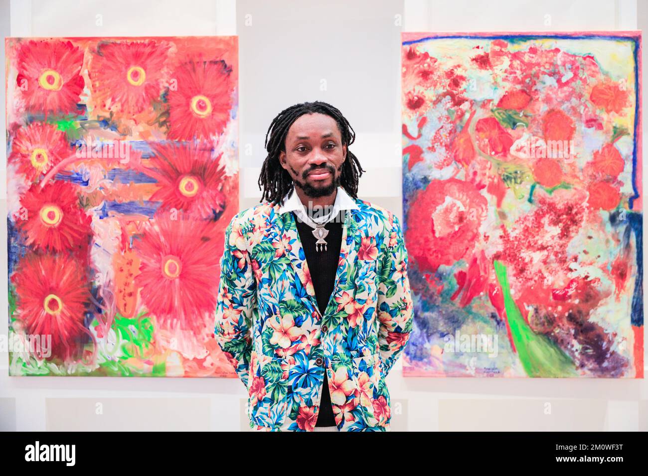 London, UK. 08th Dec, 2022. The artist with Sunflower I and Sunflower ...