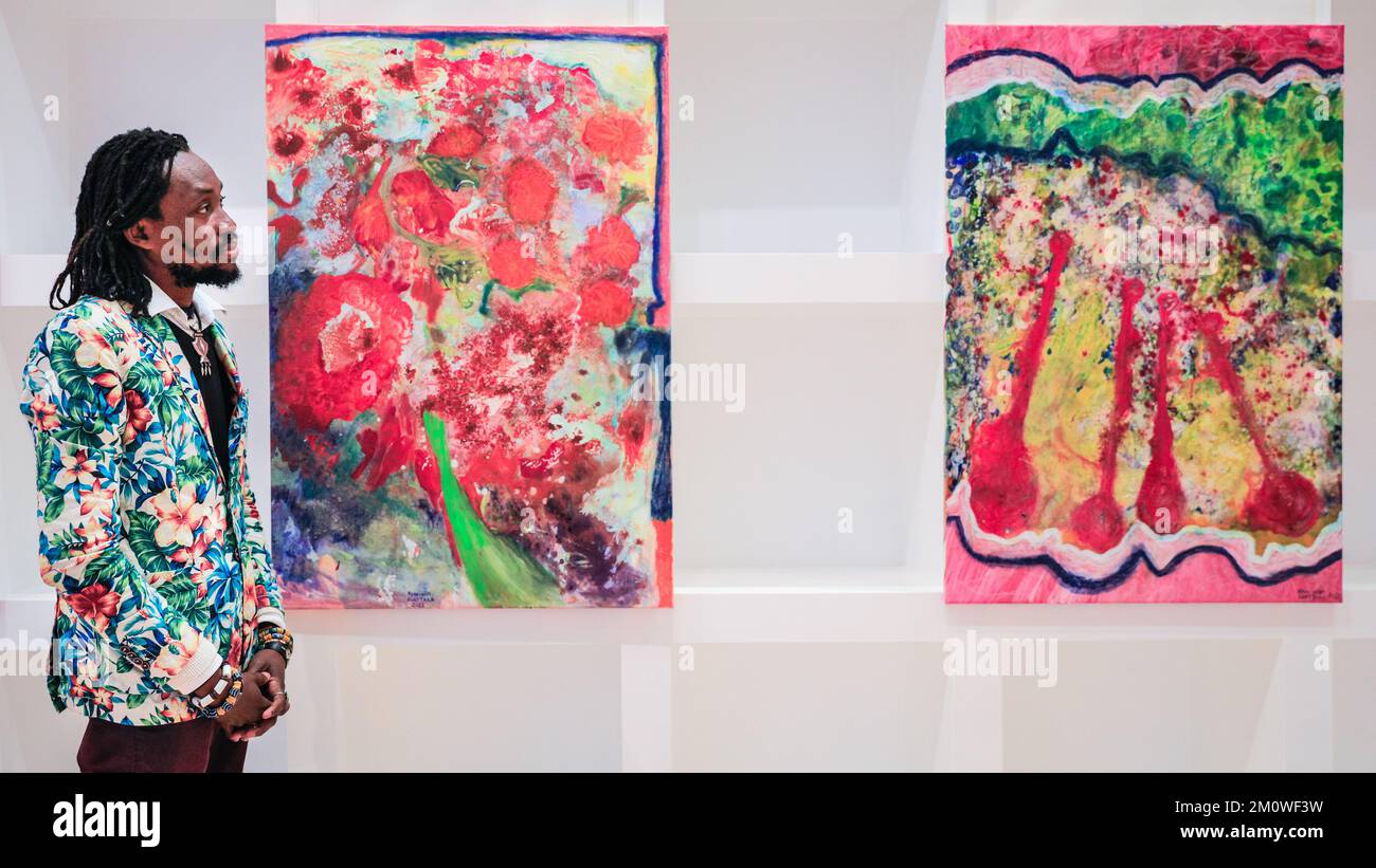 London, UK. 08th Dec, 2022. Artist Hyacinthe Ouattara with Sunflower II ...