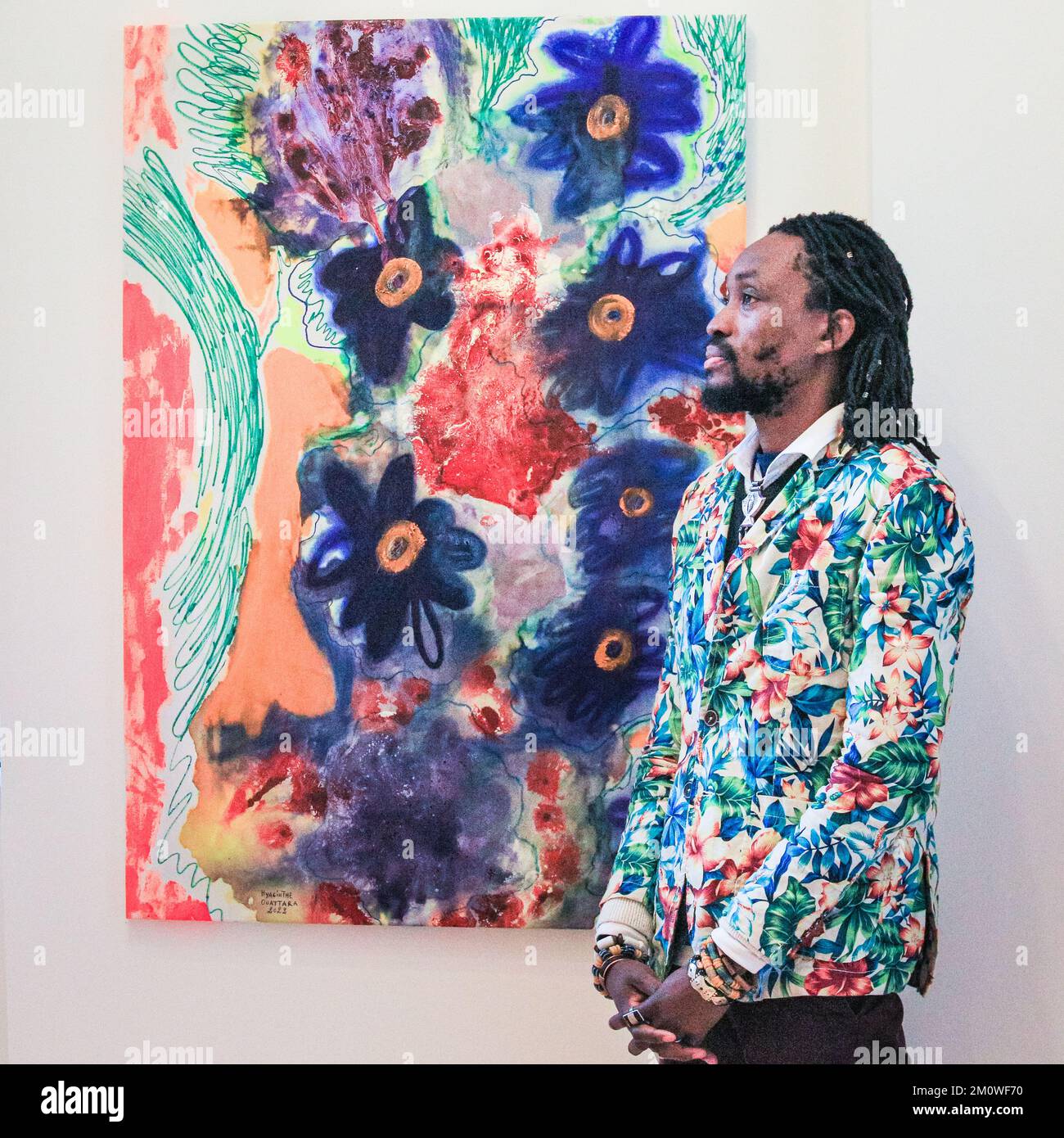 London, UK. 08th Dec, 2022. The artist with Sunflower III, 2022. Artist ...