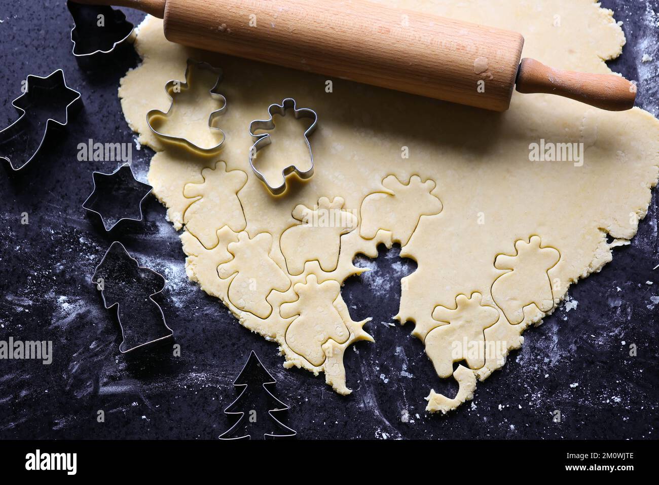 Weihnachtsekse backen, Christmas cookies baking and biscuits Stock ...