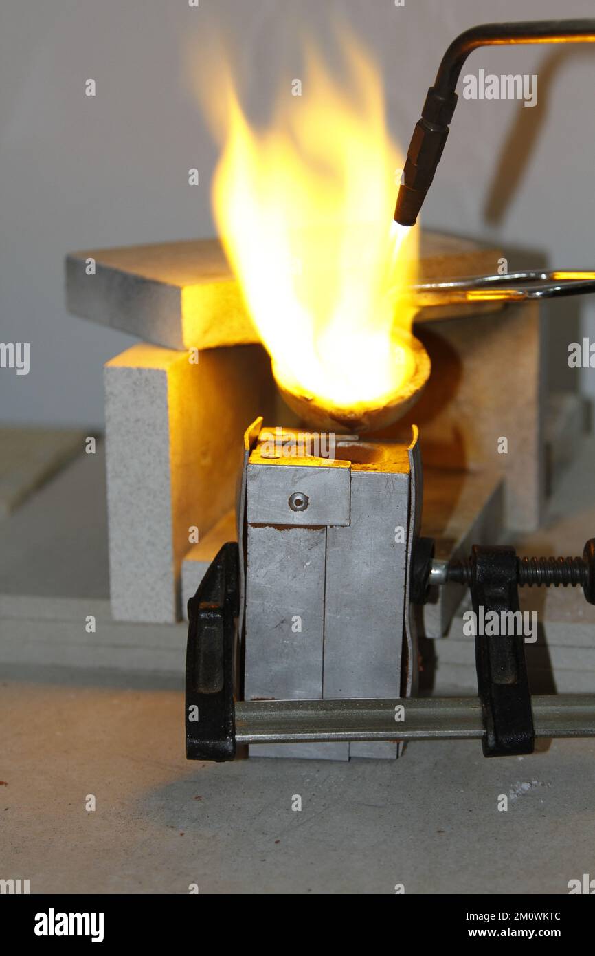 Gold jewellery smelting hi-res stock photography and images - Alamy