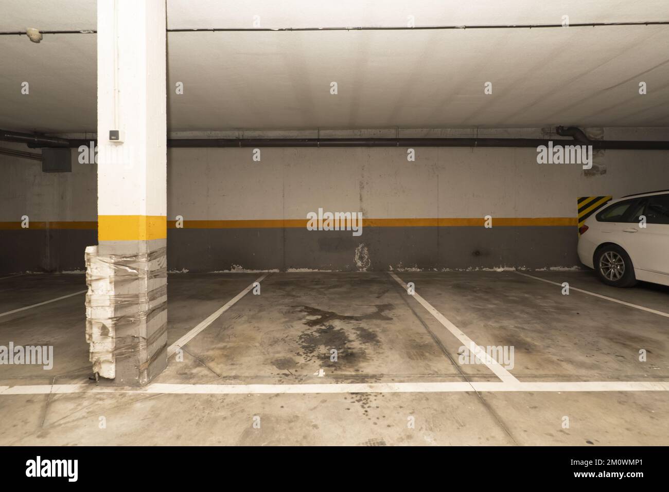 An empty garage space with the edges painted white Stock Photo - Alamy
