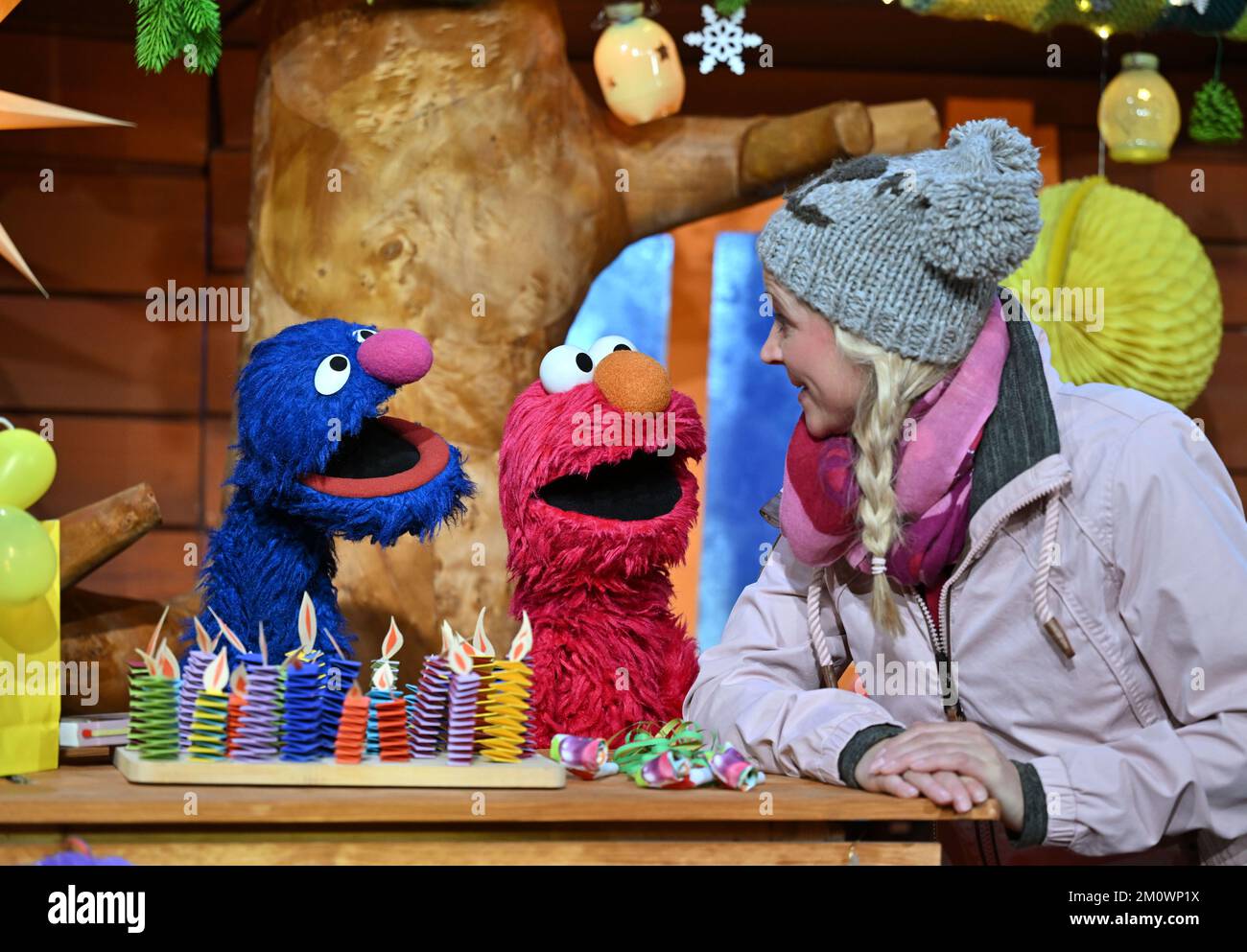 Erfurt, Germany. 08th Dec, 2022. Singa Gätgens (r), host of "KiKA ...