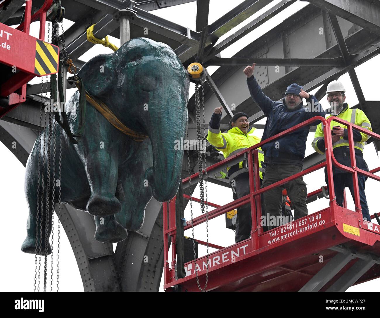 Oberhausen, Germany. 08th Dec, 2022. Sculptor Jörg Mazur (m.) is happy ...