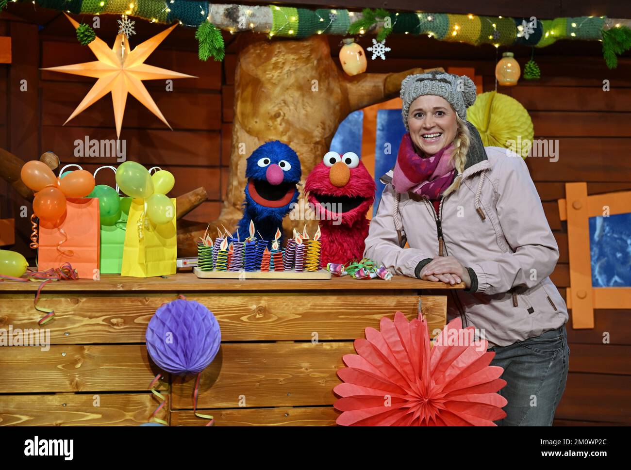 Sesame street characters on set hi-res stock photography and images - Alamy