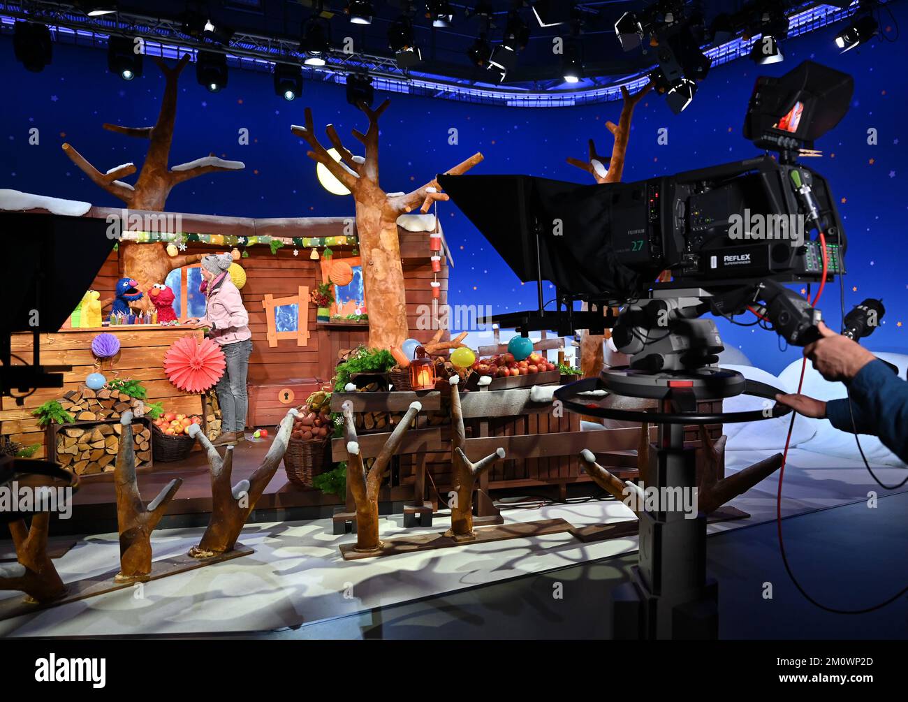 Erfurt, Germany. 08th Dec, 2022. Singa Gätgens, host of "KiKA Treehouse ...