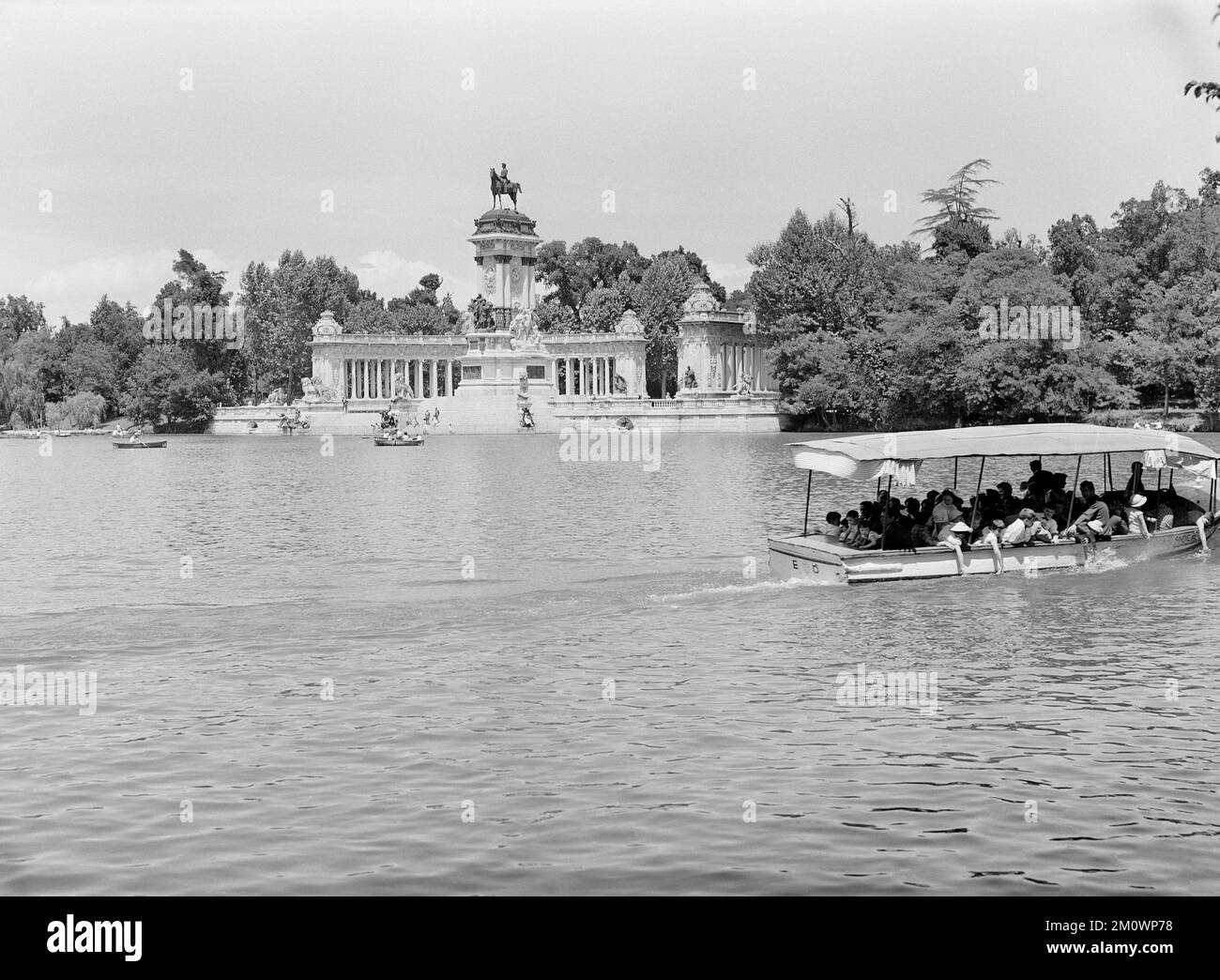 MONUMENTO A ALFONSO XII - 1922 - ESCULTURAS DE MARIANO BENLLIURE, CLARA ...