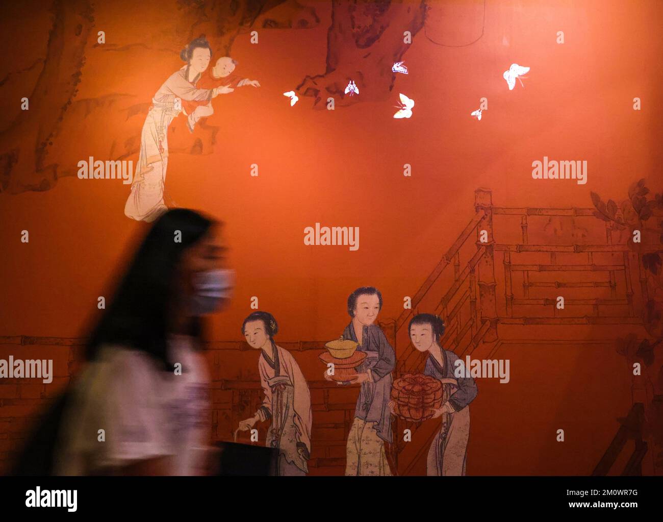 People visiting The "Women and Femininity in Ancient China" Treasures ...