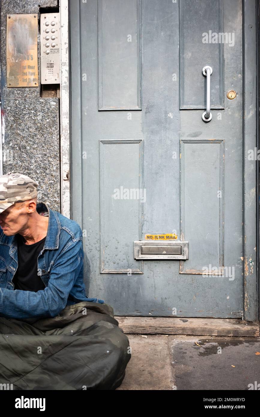 Homeless male on the streets of London Stock Photo - Alamy