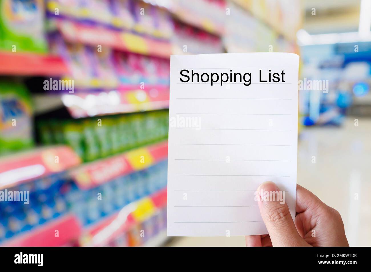 hand holding shopping list in supermarket Stock Photo - Alamy