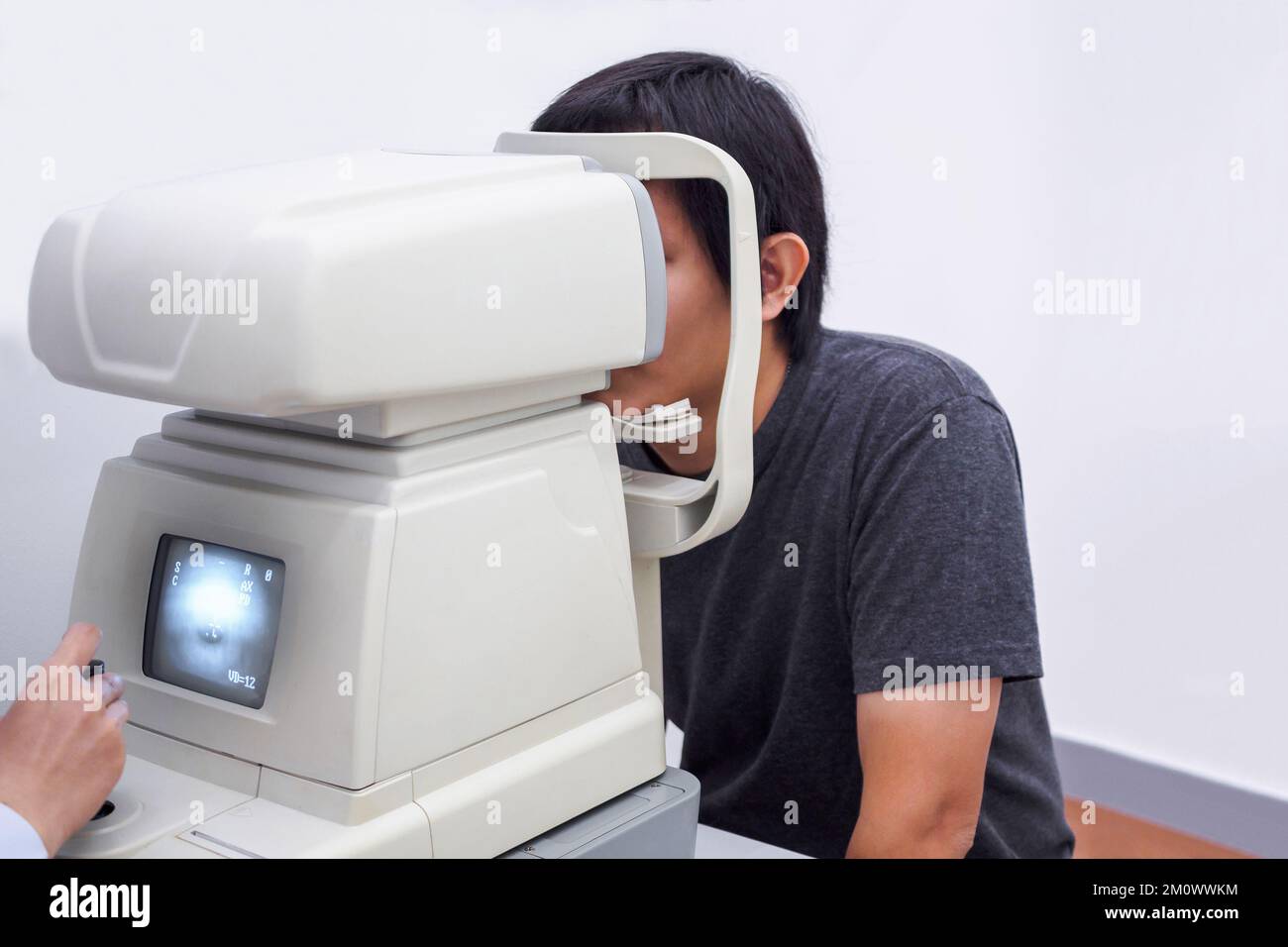 Asian eye test hi-res stock photography and images - Alamy
