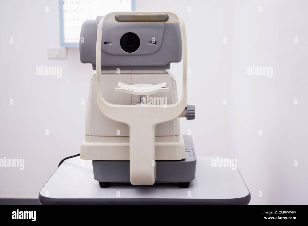 Eye test chart machine hi-res stock photography and images - Alamy