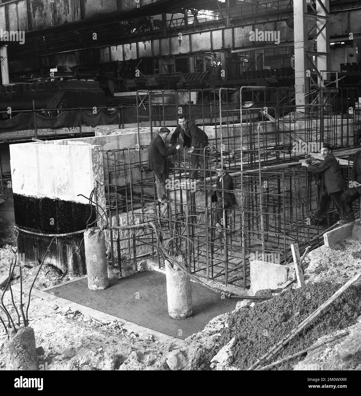 1950s, historical, steelworks under construction, workers putting steel ...